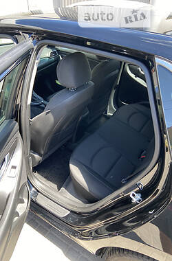 AUTO.RIA – Продам Хюндай Елантра 2017 (AE5178PO) бензин 2.0 хетчбек бу ...